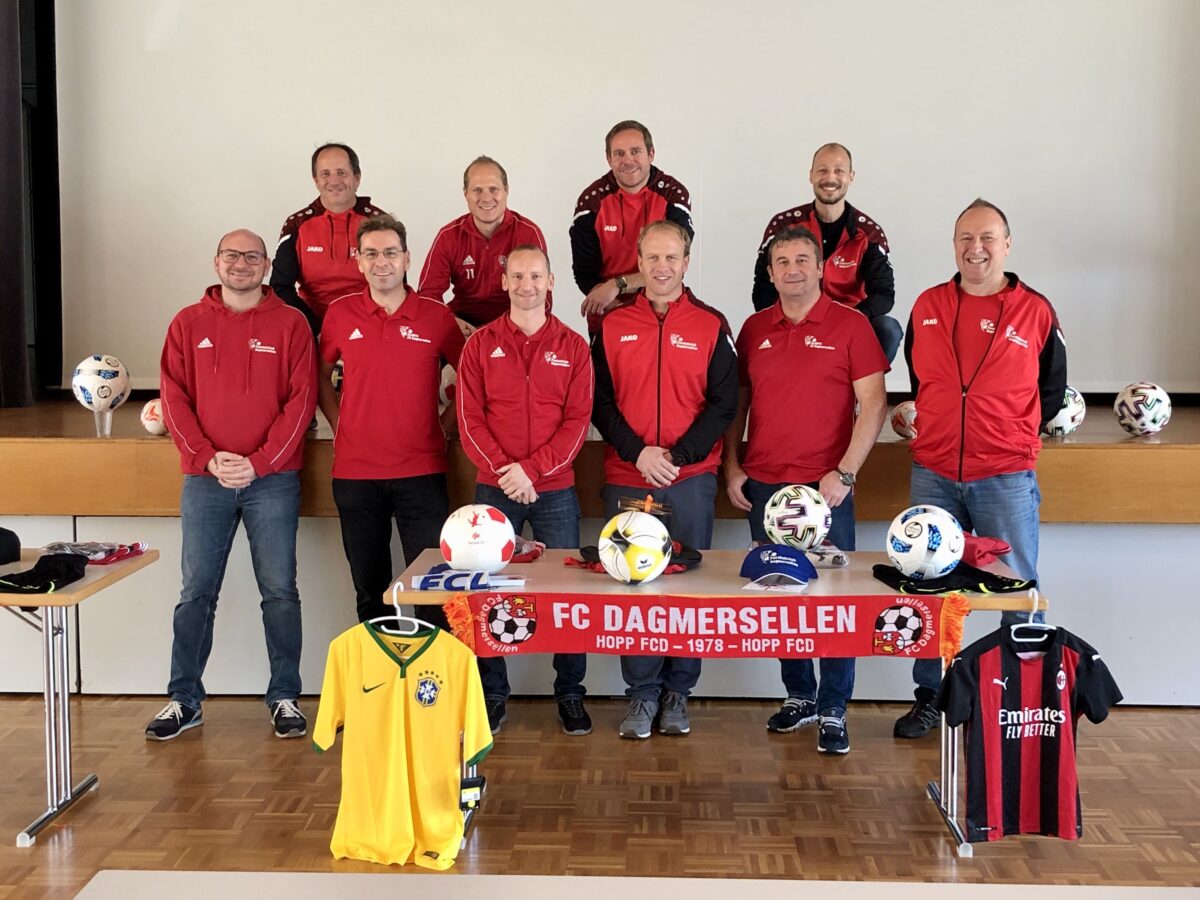 Der Samichlaus und Stefan Wolf zu Besuch bei den Junioren - FC Dagmersellen